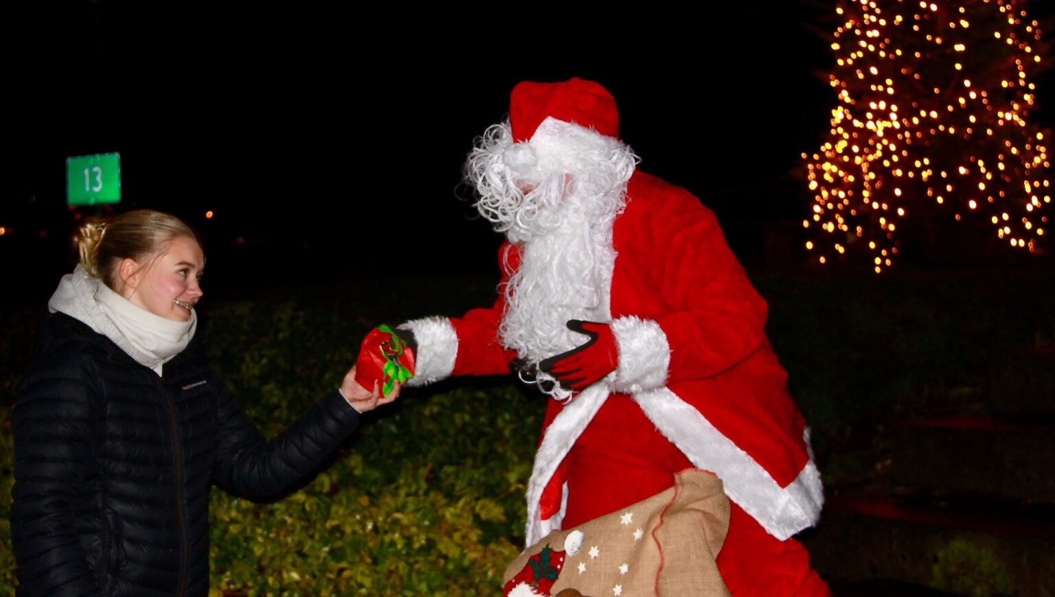 Nå lyser julegrana på Fister • Mitt Hjelmeland